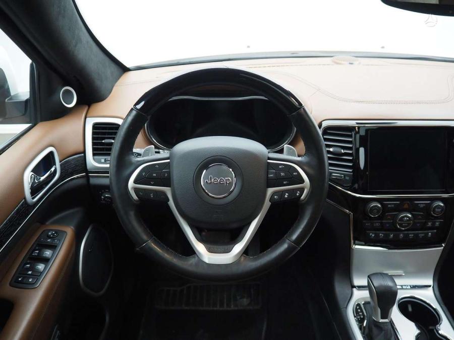 White Jeep Cherokee 2020 in Vilnius, with an engine capacity of 2.99 L and mileage of 130 thousand km for 26900 €, photo 24 on AUTOMOTO.COM.LV