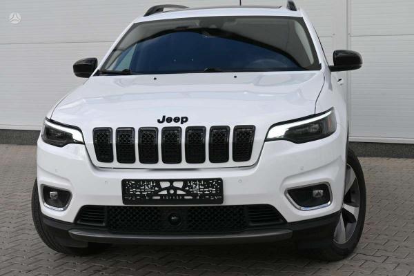 White Jeep Cherokee 2022 in Kretinga, with an engine capacity of 3.24 L and mileage of 64 thousand km for 18499 €, photo 2 on AUTOMOTO.COM.LV