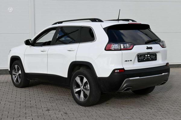 White Jeep Cherokee 2022 in Kretinga, with an engine capacity of 3.24 L and mileage of 64 thousand km for 18499 €, photo 7 on AUTOMOTO.COM.LV