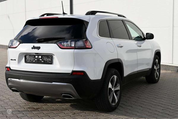White Jeep Cherokee 2022 in Kretinga, with an engine capacity of 3.24 L and mileage of 64 thousand km for 18499 €, photo 10 on AUTOMOTO.COM.LV