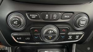 Dzeltens Jeep Cherokee 2018 Marijampole, ar dzinēja tilpumu 2.18 L un nobraukumu 230 tūkst. km par 12590 €, foto 25 vietnē AUTOMOTO.COM.LV