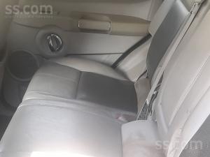 Black Jeep Commander 2006 in Riga, with an engine capacity of 3.00 L and mileage of 350 thousand km for 4500 €, photo 5 on AUTOMOTO.COM.LV