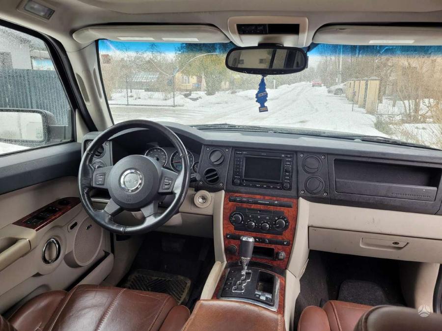 Melns Jeep Commander 2007 Viļņa, ar dzinēja tilpumu 4.70 L un nobraukumu 312 tūkst. km par 3500 €, foto 1 vietnē AUTOMOTO.COM.LV