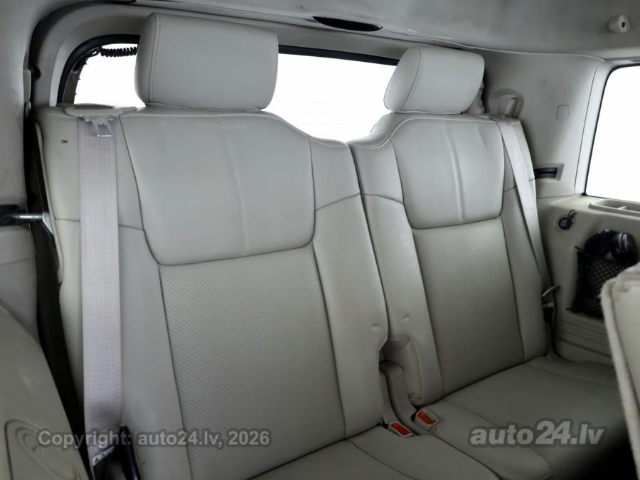 Black Jeep Commander 2007 in Tallinn, with an engine capacity of 3.00 L and mileage of 221 thousand km for 3999 €, photo 9 on AUTOMOTO.COM.LV