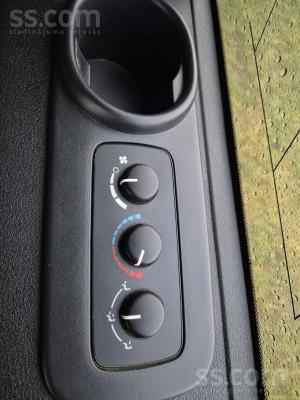 Black Jeep Commander 2007 in Gulbene, with an engine capacity of 3.00 L and mileage of 234 thousand km for 6990 €, photo 17 on AUTOMOTO.COM.LV