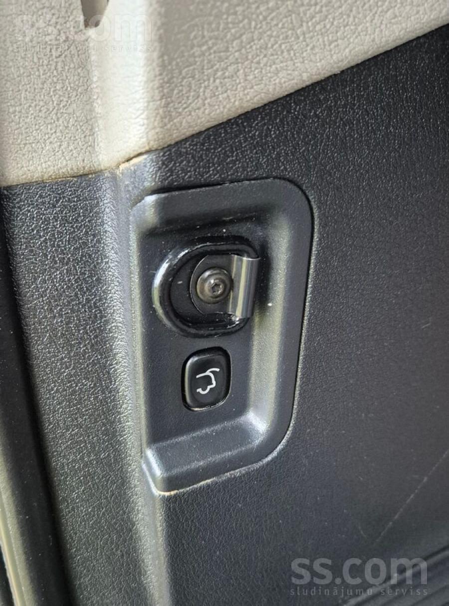 Black Jeep Commander 2007 in Gulbene, with an engine capacity of 3.00 L and mileage of 234 thousand km for 6990 €, photo 18 on AUTOMOTO.COM.LV