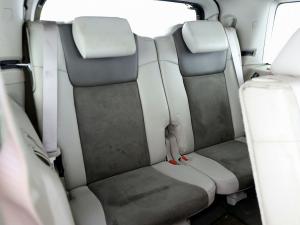 Black Jeep Commander 2007 in Tallinn, with an engine capacity of 3.00 L and mileage of 299 thousand km for 3999 €, photo 18 on AUTOMOTO.COM.LV