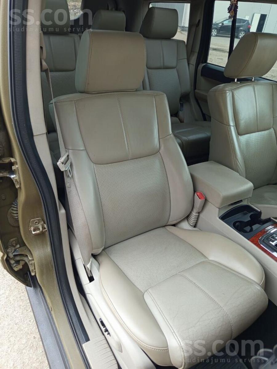 Green Jeep Commander 2006 in Tukums, with an engine capacity of 3.00 L and mileage of 392 thousand km for 6400 €, photo 12 on AUTOMOTO.COM.LV