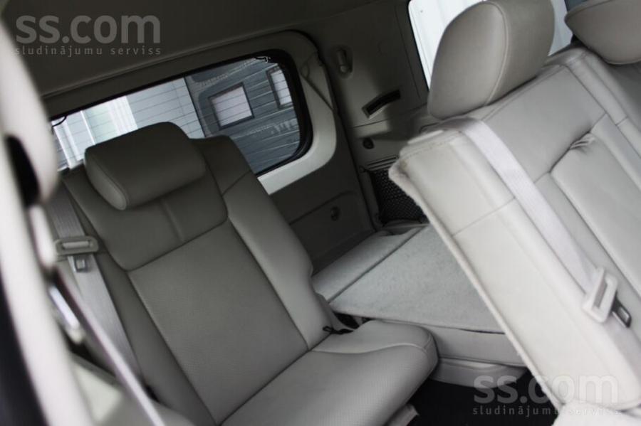 Grey Jeep Commander 2008 in Riga, with an engine capacity of 3.00 L and mileage of 0 thousand km for 8990 €, photo 29 on AUTOMOTO.COM.LV