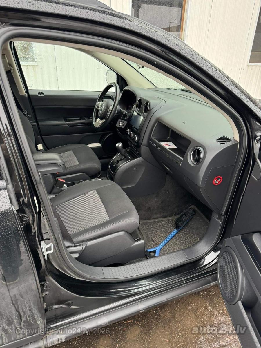 Black Jeep Compass 2012 in Tallinn, with an engine capacity of 2.40 L and mileage of 297 thousand km for 3800 €, photo 10 on AUTOMOTO.COM.LV