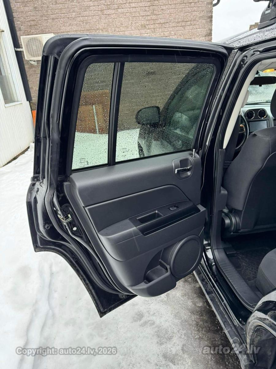 Black Jeep Compass 2012 in Tallinn, with an engine capacity of 2.40 L and mileage of 297 thousand km for 3800 €, photo 11 on AUTOMOTO.COM.LV