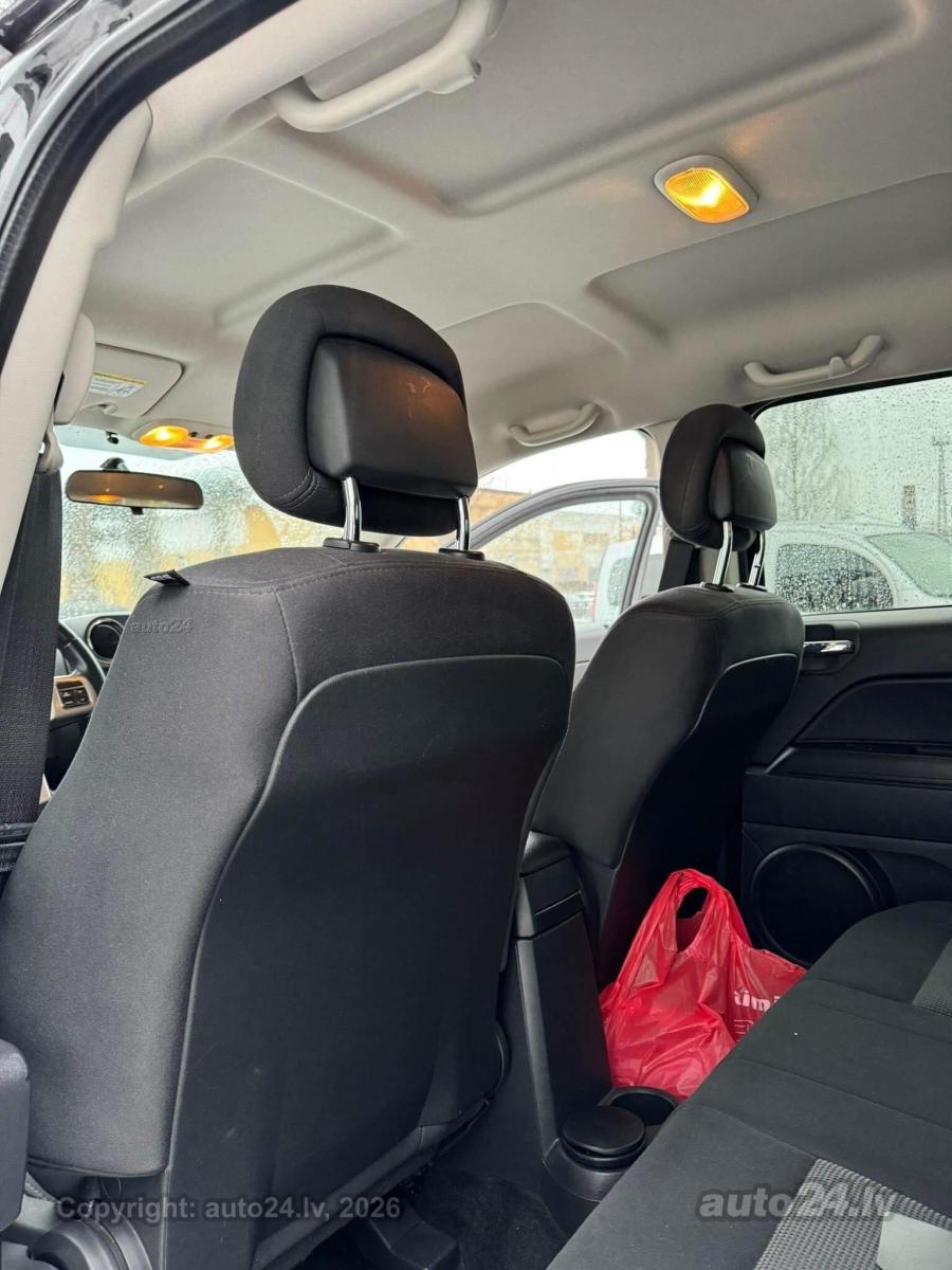 Black Jeep Compass 2012 in Tallinn, with an engine capacity of 2.40 L and mileage of 297 thousand km for 3800 €, photo 12 on AUTOMOTO.COM.LV