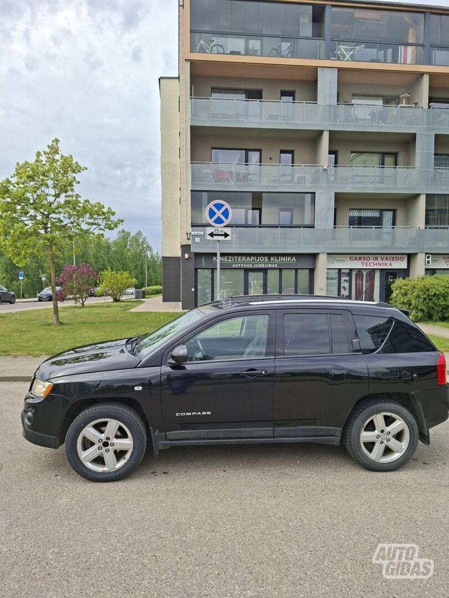 Black Jeep Compass 2012 in Vilnius, with an engine capacity of 2.40 L and mileage of 186 thousand km for 3700 €, photo 3 on AUTOMOTO.COM.LV