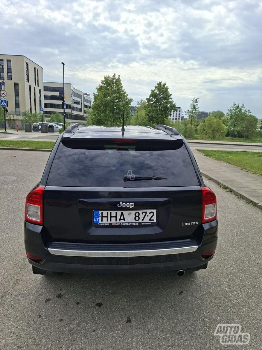 Black Jeep Compass 2012 in Vilnius, with an engine capacity of 2.40 L and mileage of 186 thousand km for 3700 €, photo 4 on AUTOMOTO.COM.LV