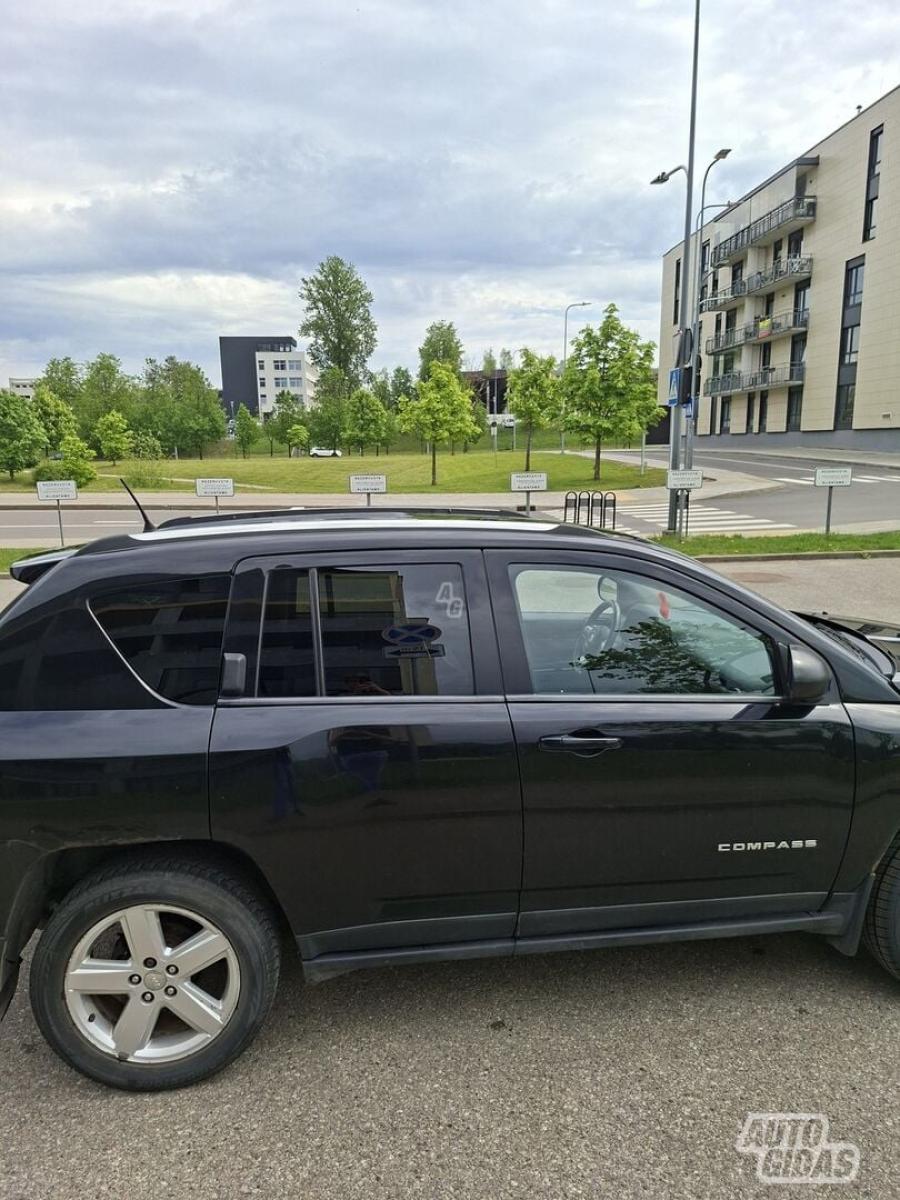 Black Jeep Compass 2012 in Vilnius, with an engine capacity of 2.40 L and mileage of 186 thousand km for 3700 €, photo 5 on AUTOMOTO.COM.LV