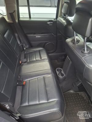 Black Jeep Compass 2012 in Vilnius, with an engine capacity of 2.40 L and mileage of 186 thousand km for 3700 €, photo 8 on AUTOMOTO.COM.LV
