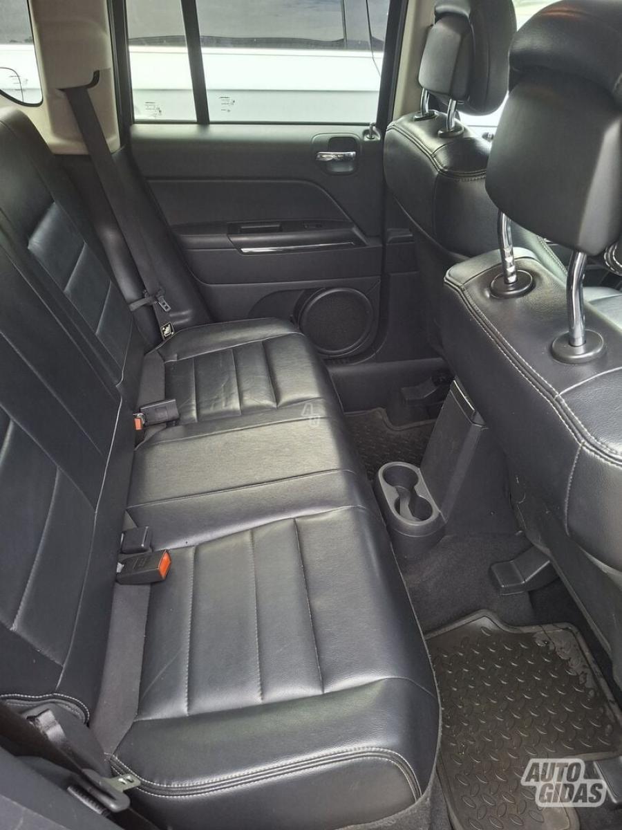 Black Jeep Compass 2012 in Vilnius, with an engine capacity of 2.40 L and mileage of 186 thousand km for 3700 €, photo 8 on AUTOMOTO.COM.LV