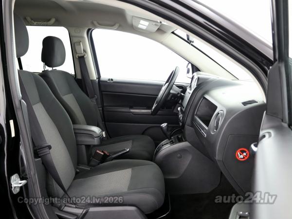 Black Jeep Compass 2012 in Tallinn, with an engine capacity of 2.40 L and mileage of 298 thousand km for 3499 €, photo 6 on AUTOMOTO.COM.LV