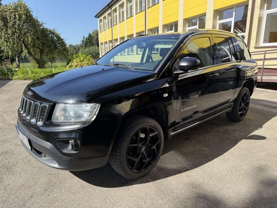 Black Jeep Compass 2012 in Varena, with an engine capacity of 2.14 L and mileage of 182 thousand km for 4650 €, photo 3 on AUTOMOTO.COM.LV