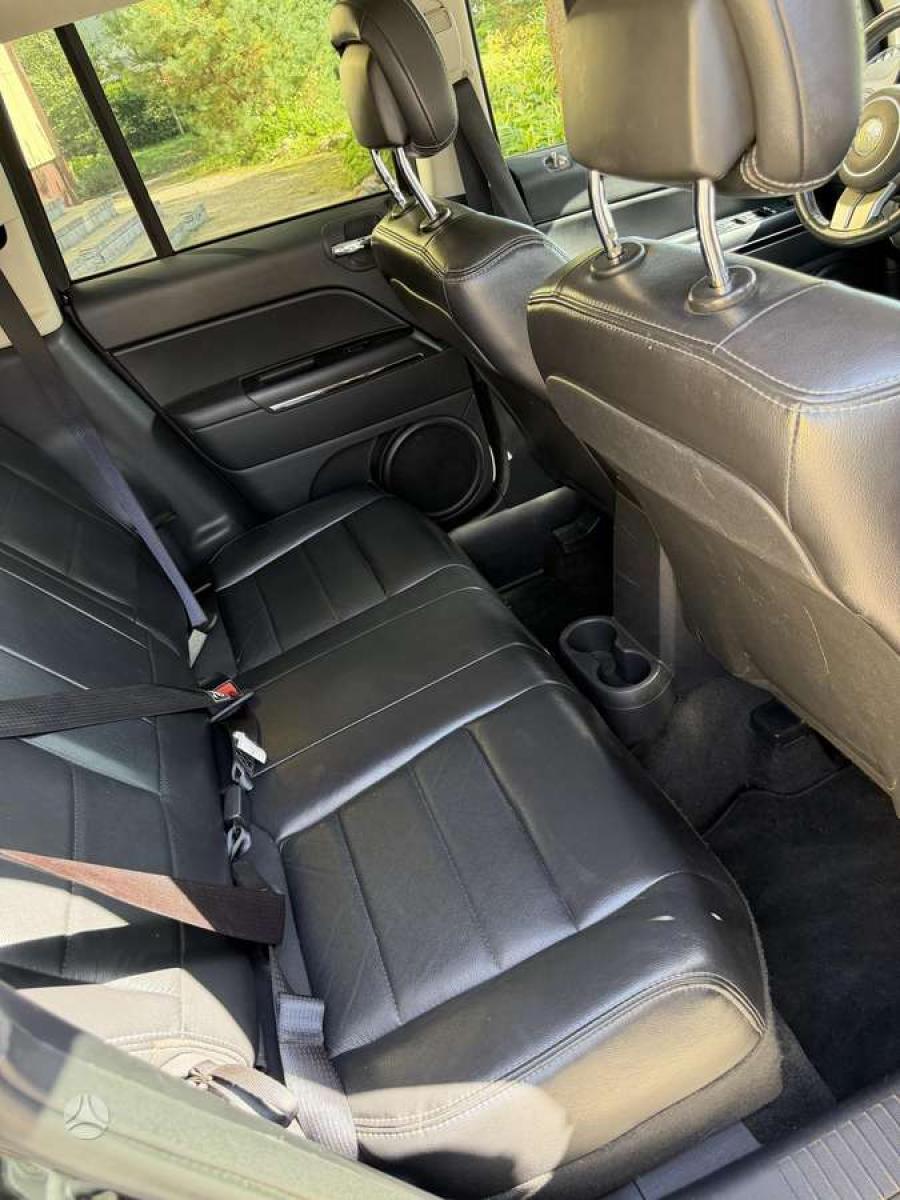 Black Jeep Compass 2012 in Varena, with an engine capacity of 2.14 L and mileage of 182 thousand km for 4650 €, photo 8 on AUTOMOTO.COM.LV