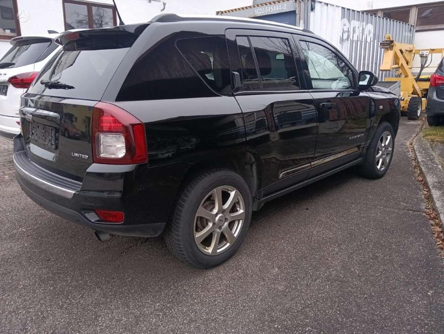 Black Jeep Compass 2014 in Utena, with an engine capacity of 2.14 L and mileage of 189 thousand km for 7990 €, photo 3 on AUTOMOTO.COM.LV