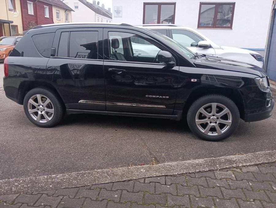 Black Jeep Compass 2014 in Utena, with an engine capacity of 2.14 L and mileage of 189 thousand km for 7990 €, photo 4 on AUTOMOTO.COM.LV