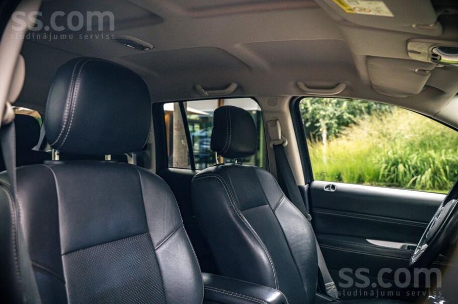 Black Jeep Compass 2014 in Riga, with an engine capacity of 2.20 L and mileage of 196 thousand km for 4990 €, photo 13 on AUTOMOTO.COM.LV