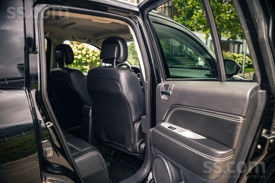 Black Jeep Compass 2014 in Riga, with an engine capacity of 2.20 L and mileage of 196 thousand km for 4990 €, photo 16 on AUTOMOTO.COM.LV