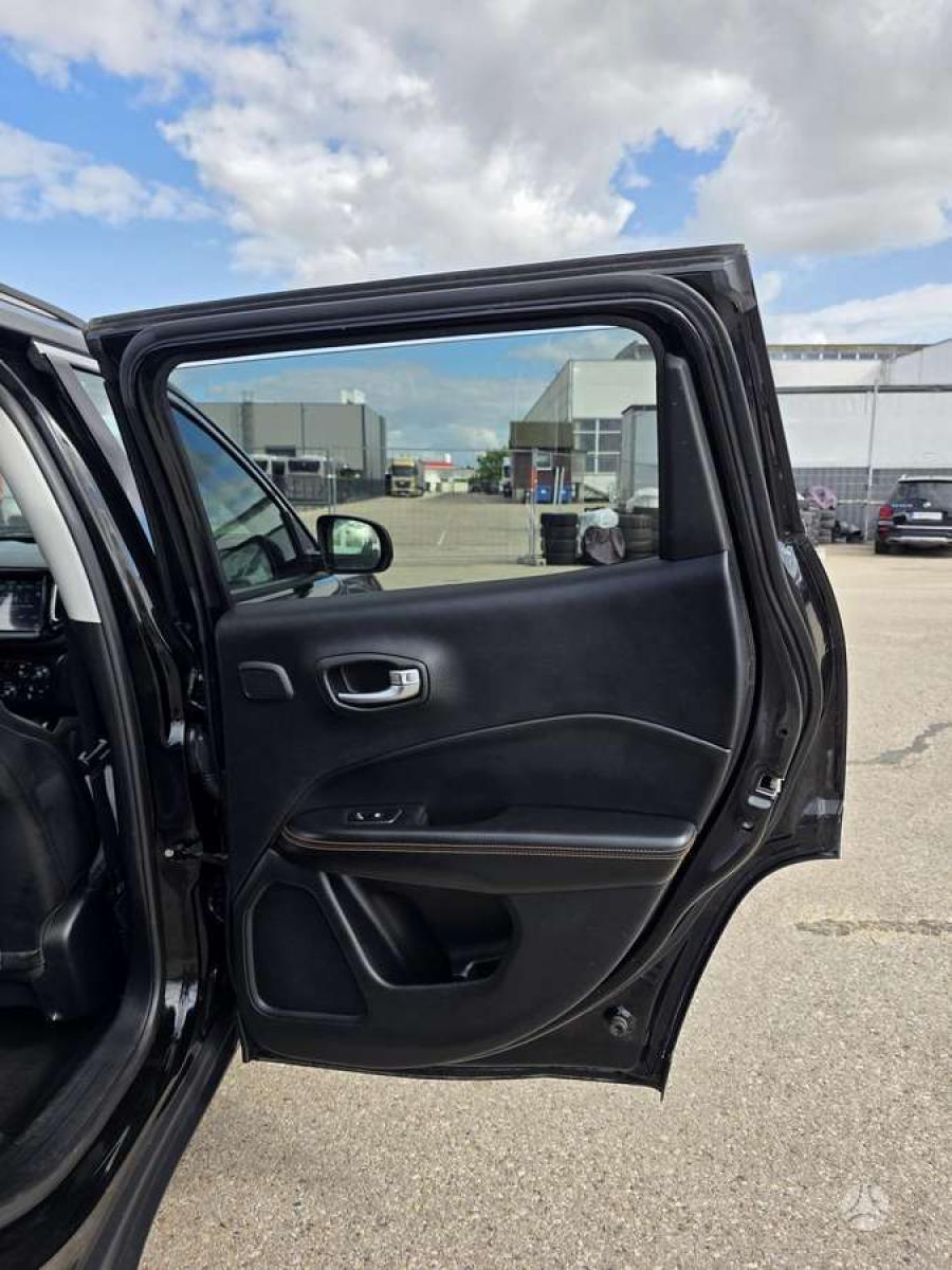 Black Jeep Compass 2017 in Marijampole, with an engine capacity of 1.96 L and mileage of 250 thousand km for 9500 €, photo 17 on AUTOMOTO.COM.LV