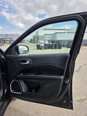 Black Jeep Compass 2017 in Marijampole, with an engine capacity of 1.96 L and mileage of 250 thousand km for 9500 €, photo 18 on AUTOMOTO.COM.LV