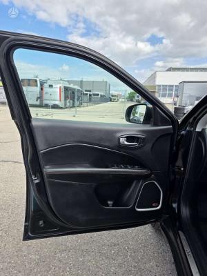 Black Jeep Compass 2017 in Marijampole, with an engine capacity of 1.96 L and mileage of 250 thousand km for 9500 €, photo 19 on AUTOMOTO.COM.LV