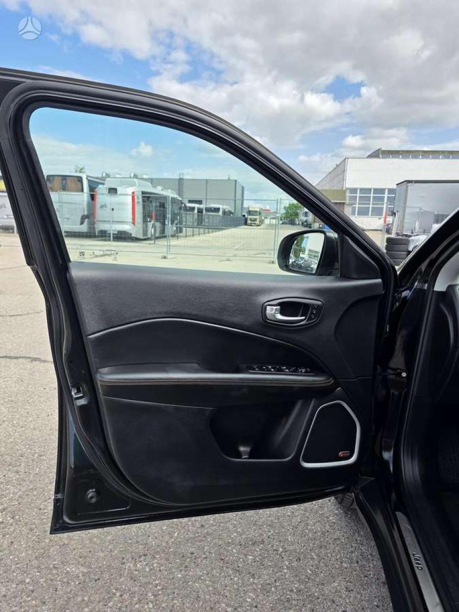 Black Jeep Compass 2017 in Marijampole, with an engine capacity of 1.96 L and mileage of 250 thousand km for 9500 €, photo 19 on AUTOMOTO.COM.LV
