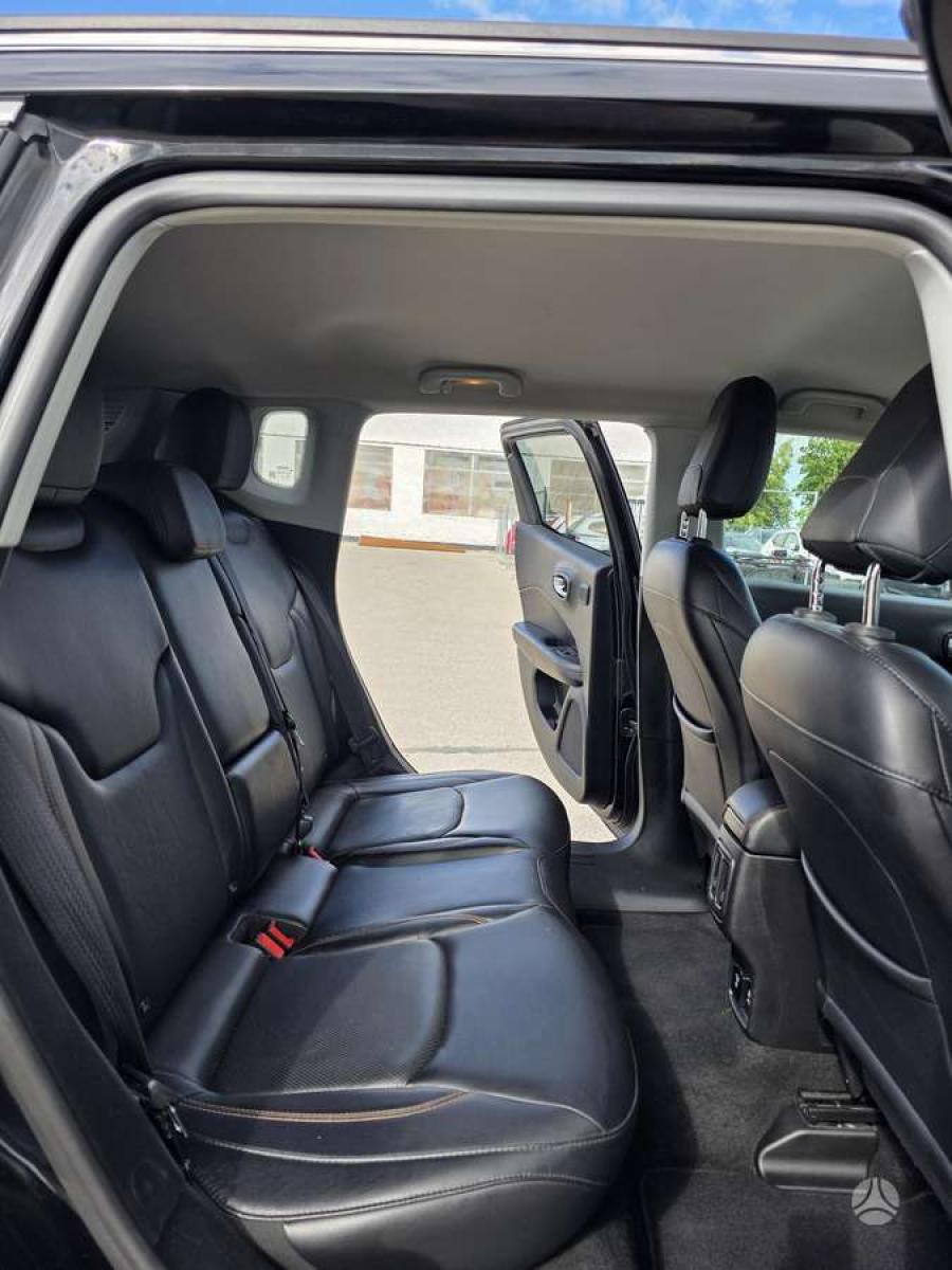 Black Jeep Compass 2017 in Marijampole, with an engine capacity of 1.96 L and mileage of 250 thousand km for 9500 €, photo 21 on AUTOMOTO.COM.LV