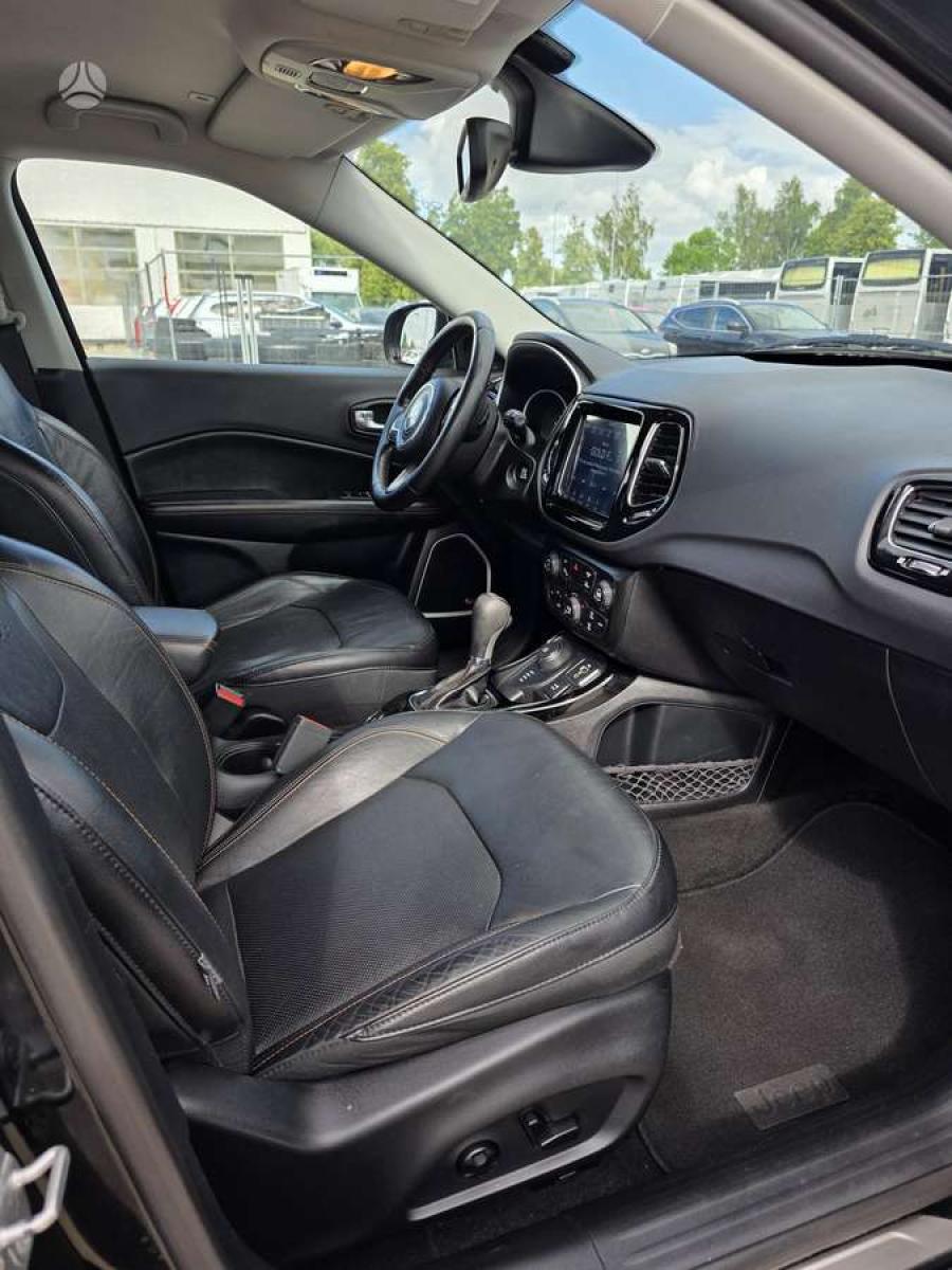 Black Jeep Compass 2017 in Marijampole, with an engine capacity of 1.96 L and mileage of 250 thousand km for 9500 €, photo 22 on AUTOMOTO.COM.LV