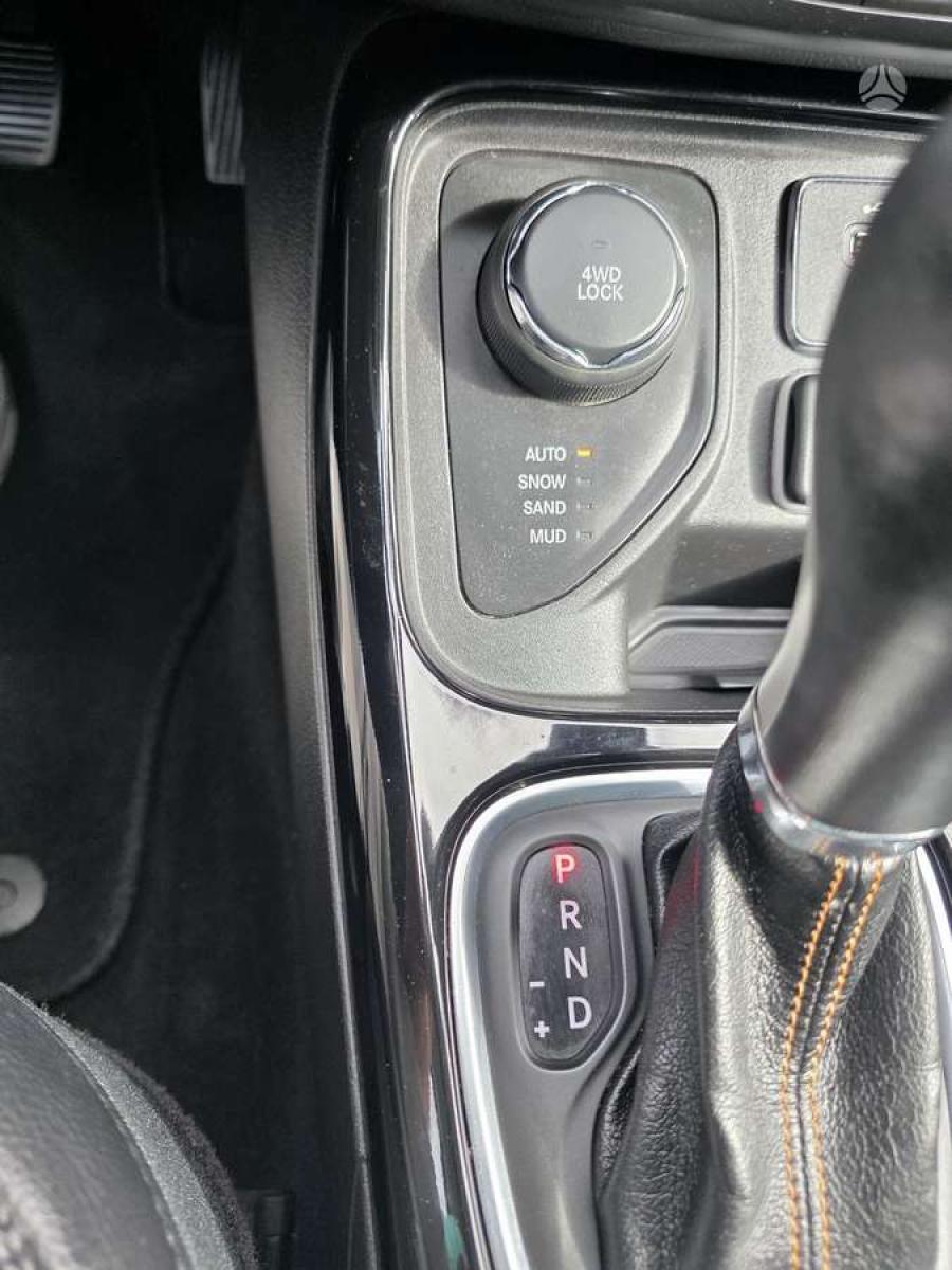 Black Jeep Compass 2017 in Marijampole, with an engine capacity of 1.96 L and mileage of 250 thousand km for 9500 €, photo 28 on AUTOMOTO.COM.LV