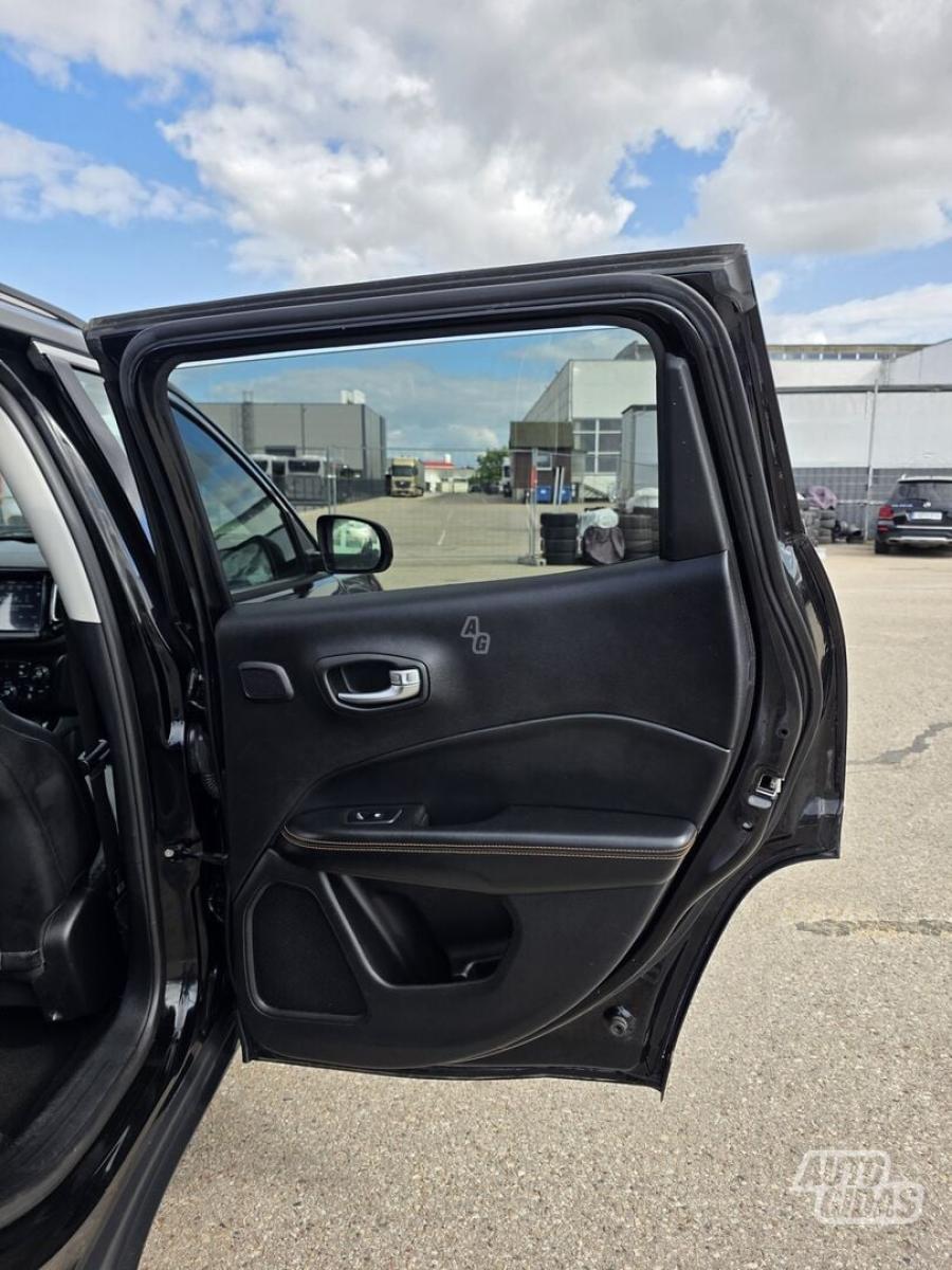 Melns Jeep Compass 2017 Marijampole, ar dzinēja tilpumu 2.00 L un nobraukumu 250 tūkst. km par 9500 €, foto 21 vietnē AUTOMOTO.COM.LV