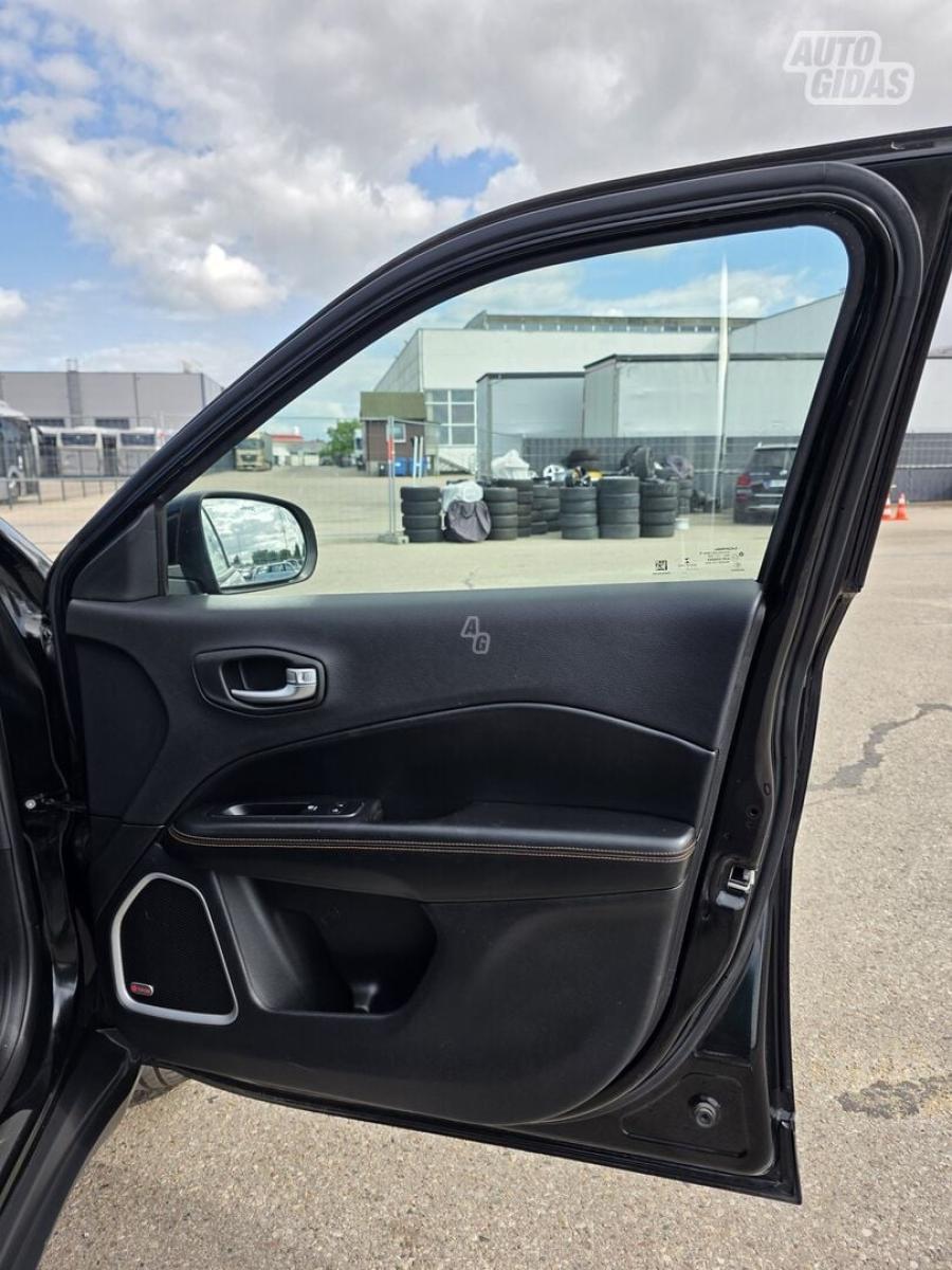 Melns Jeep Compass 2017 Marijampole, ar dzinēja tilpumu 2.00 L un nobraukumu 250 tūkst. km par 9500 €, foto 22 vietnē AUTOMOTO.COM.LV
