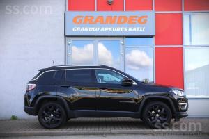 Black Jeep Compass 2017 in Riga, with an engine capacity of 1.40 L and mileage of 168 thousand km for 10995 €, photo 4 on AUTOMOTO.COM.LV