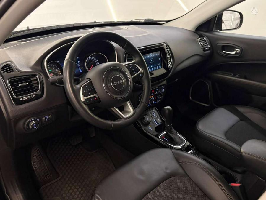 Black Jeep Compass 2018 in Marijampole, with an engine capacity of 1.37 L and mileage of 96 thousand km for 12950 €, photo 3 on AUTOMOTO.COM.LV