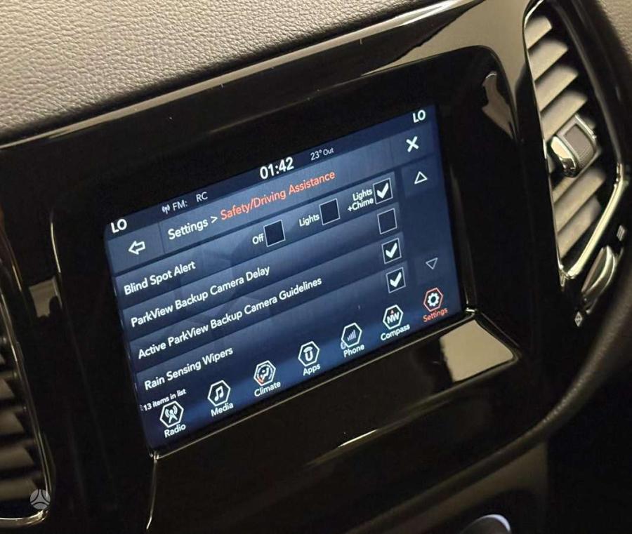 Black Jeep Compass 2018 in Marijampole, with an engine capacity of 1.37 L and mileage of 96 thousand km for 12950 €, photo 4 on AUTOMOTO.COM.LV