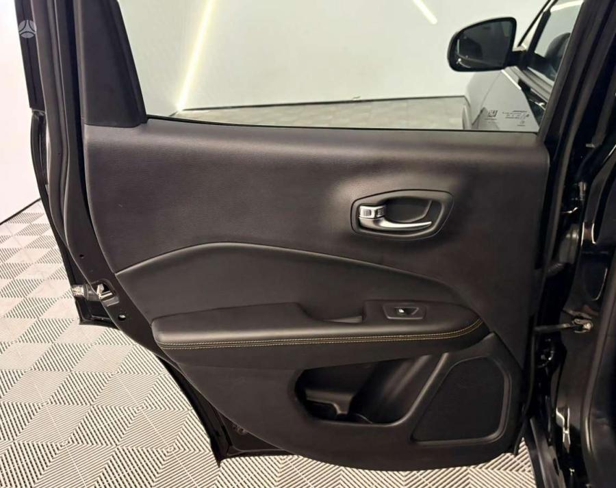 Black Jeep Compass 2018 in Marijampole, with an engine capacity of 1.37 L and mileage of 96 thousand km for 12950 €, photo 23 on AUTOMOTO.COM.LV