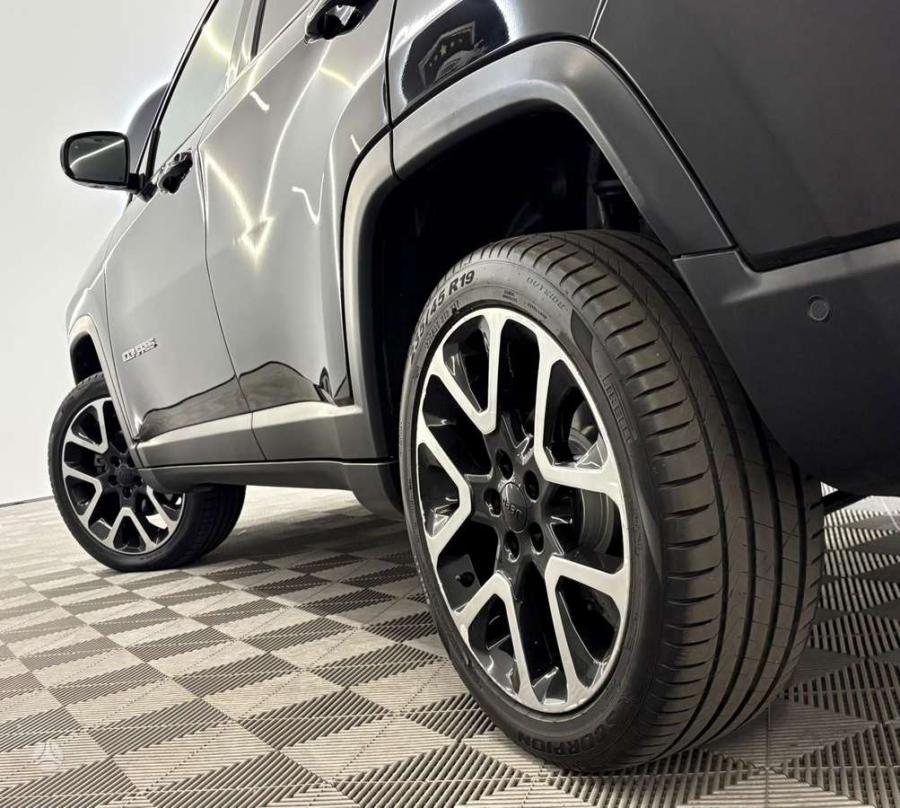 Black Jeep Compass 2018 in Marijampole, with an engine capacity of 1.37 L and mileage of 96 thousand km for 12950 €, photo 26 on AUTOMOTO.COM.LV