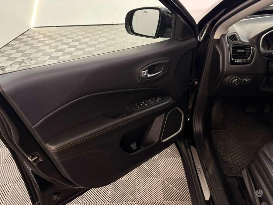 Black Jeep Compass 2018 in Marijampole, with an engine capacity of 1.37 L and mileage of 96 thousand km for 12950 €, photo 28 on AUTOMOTO.COM.LV
