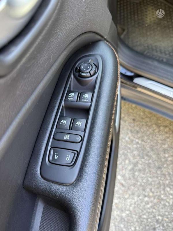 Black Jeep Compass 2018 in Ukmerge, with an engine capacity of 1.96 L and mileage of 254 thousand km for 10500 €, photo 10 on AUTOMOTO.COM.LV