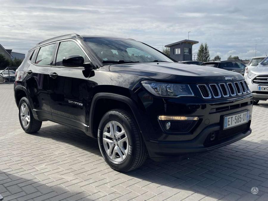 Black Jeep Compass 2018 in Taurage, with an engine capacity of 1.96 L and mileage of 195 thousand km for 9400 €, photo 4 on AUTOMOTO.COM.LV