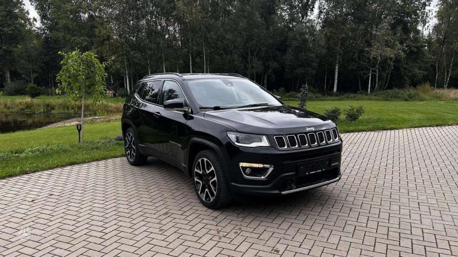 Black Jeep Compass 2020 in Utena, with an engine capacity of 1.33 L and mileage of 224 thousand km for 10890 €, photo 5 on AUTOMOTO.COM.LV