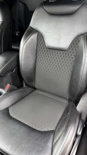 Black Jeep Compass 2020 in Utena, with an engine capacity of 1.33 L and mileage of 224 thousand km for 10890 €, photo 32 on AUTOMOTO.COM.LV
