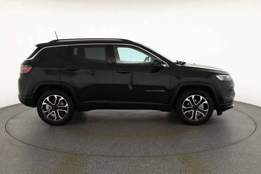 Black Jeep Compass 2021 in Kaunas, with an engine capacity of 1.30 L and mileage of 29 thousand km for 26510 €, photo 6 on AUTOMOTO.COM.LV
