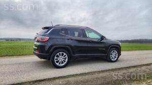 Black Jeep Compass 2021 in Kaunas, with an engine capacity of 1.40 L and mileage of 93 thousand km for 16500 €, photo 4 on AUTOMOTO.COM.LV