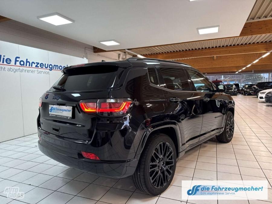 Black Jeep Compass 2022 in Kaunas, with an engine capacity of 1.30 L and mileage of 34 thousand km for 27538 €, photo 4 on AUTOMOTO.COM.LV